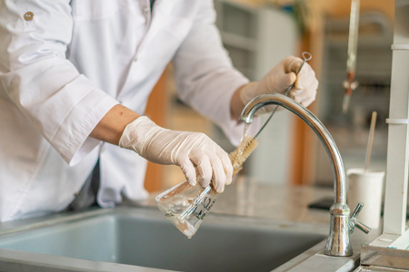 Manual vs Automated Labware Washing